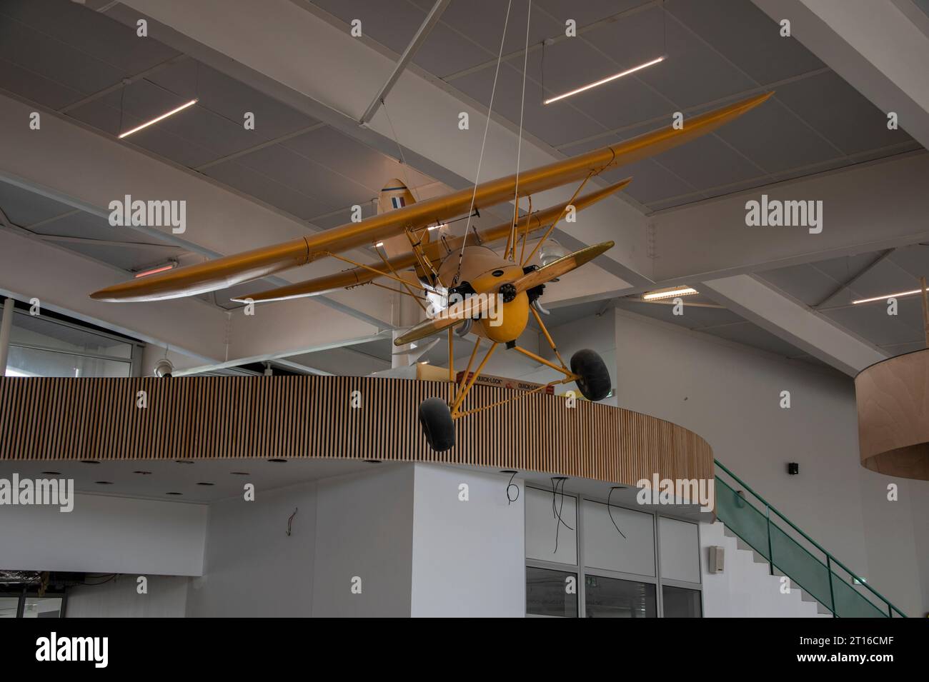 Airport arrivals departures france hi-res stock photography and images ...
