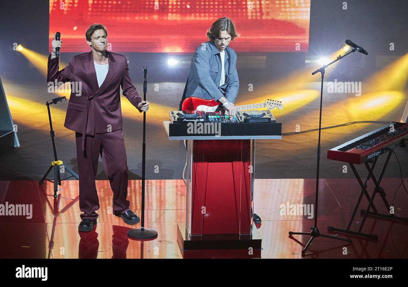 Hamburg, Germany. 11th Oct, 2023. Musicians Felix (r) and Lucas from ...