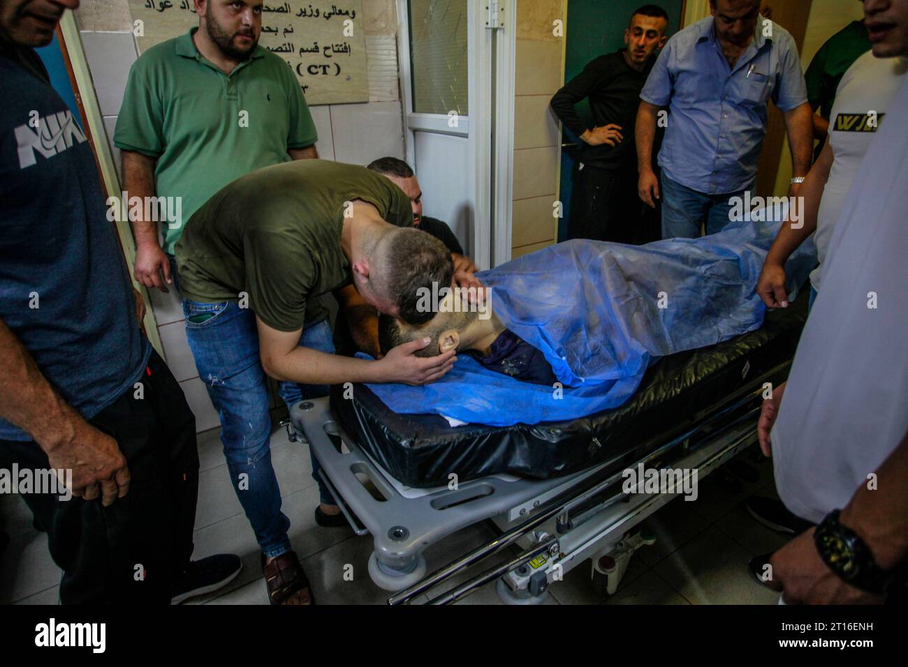 Jewish family mourning dead hi-res stock photography and images - Alamy