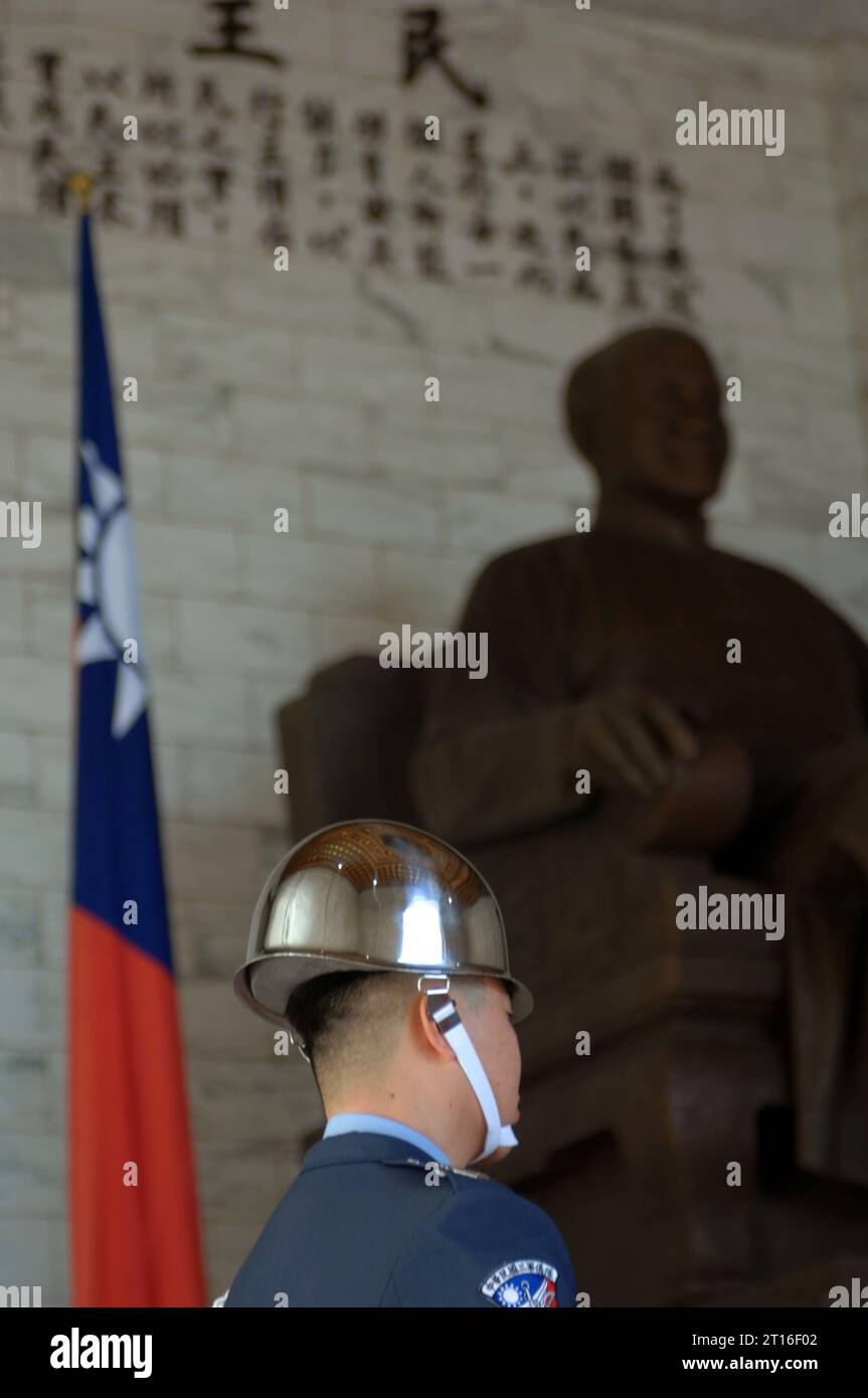 Ceremonial Guard on Duty in Chiang Kai-shek Memorial Hall, Taipei ...