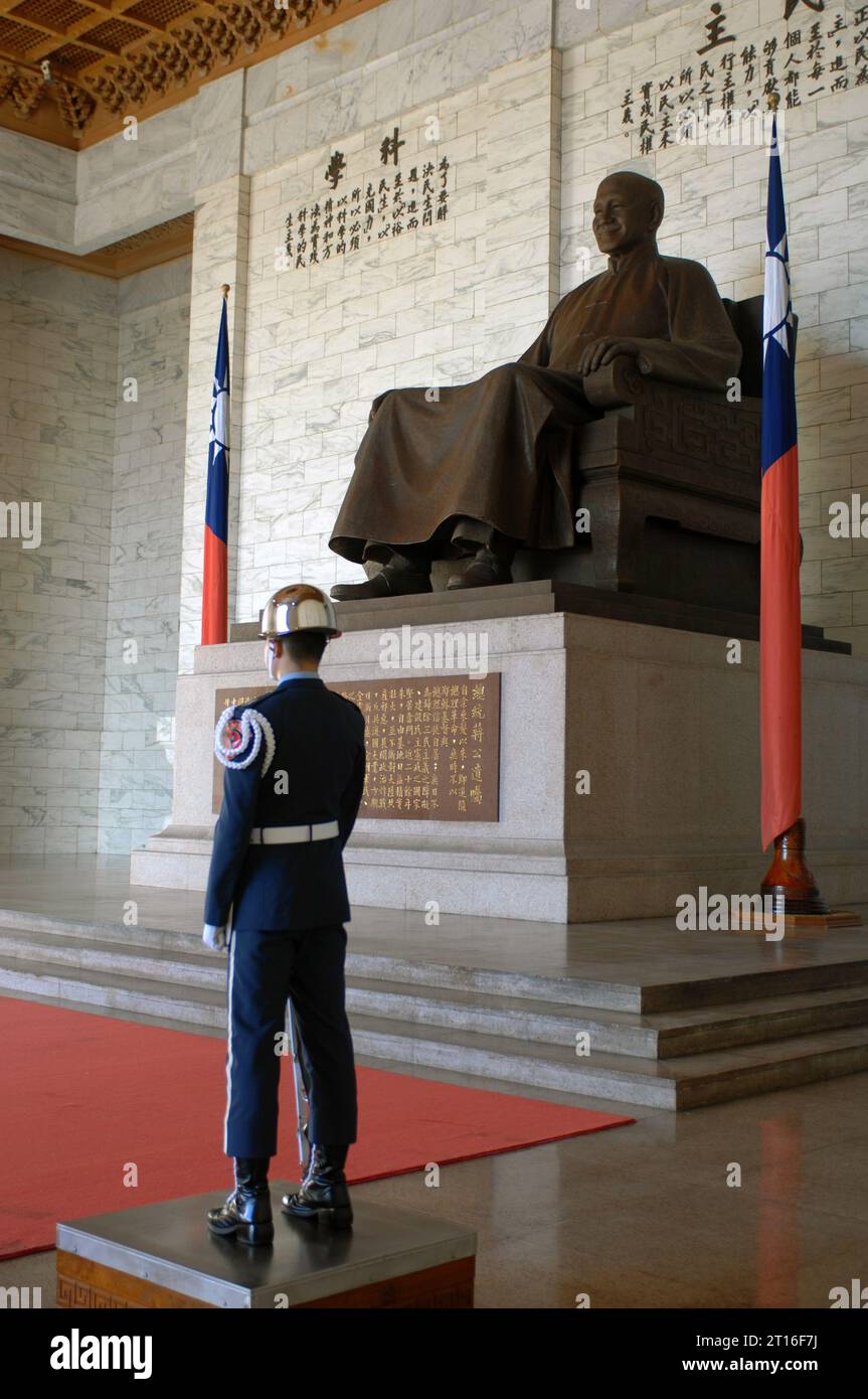 Ceremonial Guard on Duty in Chiang Kai-shek Memorial Hall, Taipei ...
