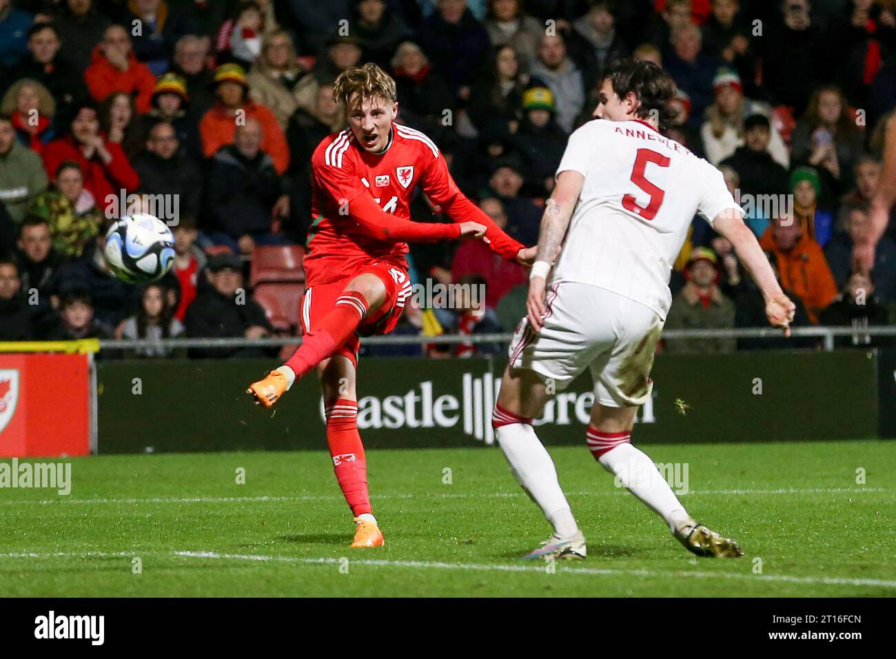 Wrexham, UK. 11th Oct, 2023. Charlie Savage of Wales (l) tries a shot ...