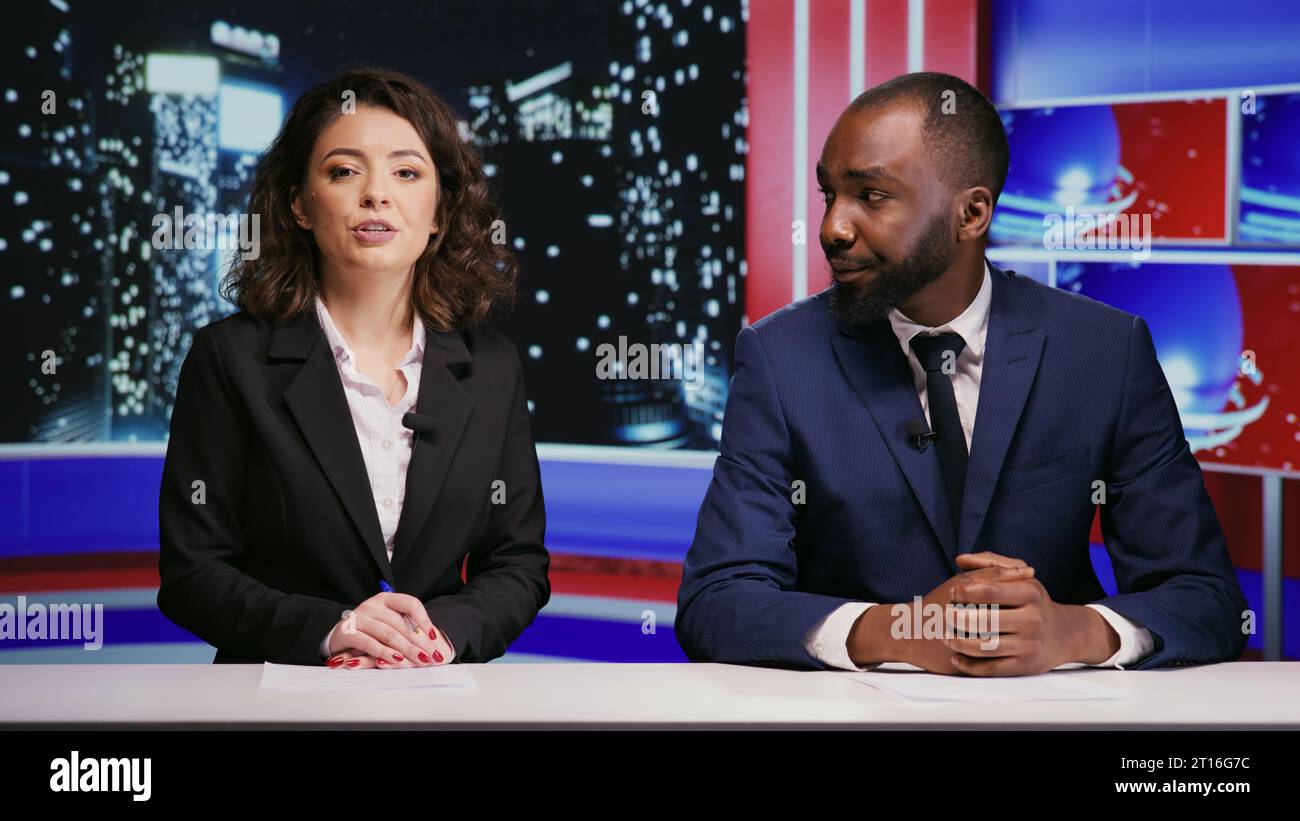 Newscaster panel show host hi-res stock photography and images - Alamy