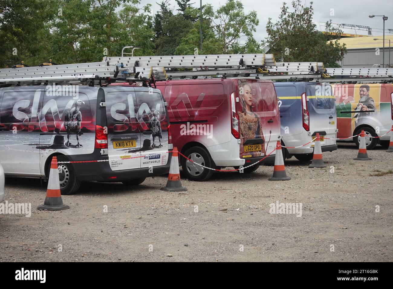Tv vans hi-res stock photography and images - Alamy