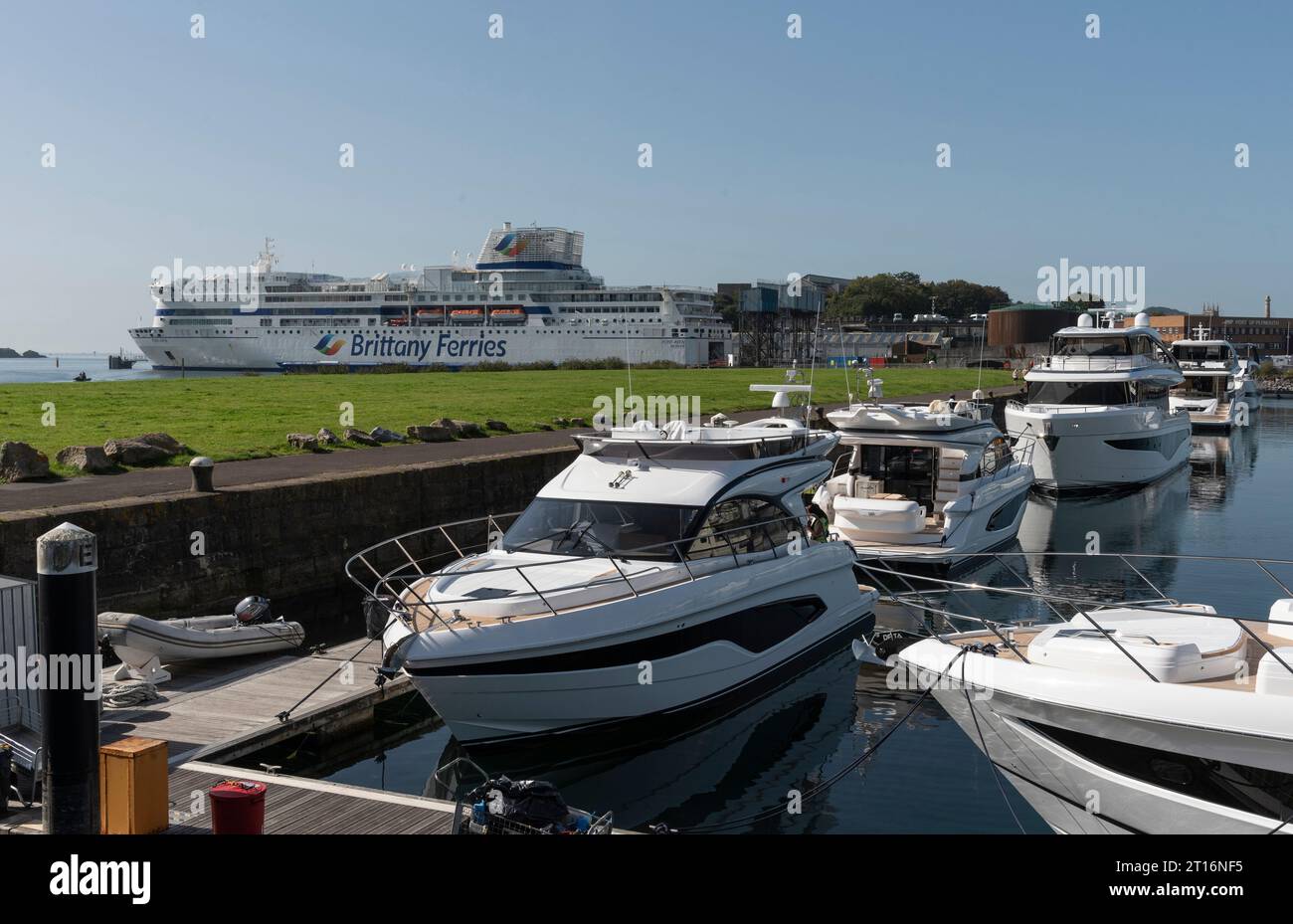 Cabin criusers hi-res stock photography and images - Alamy