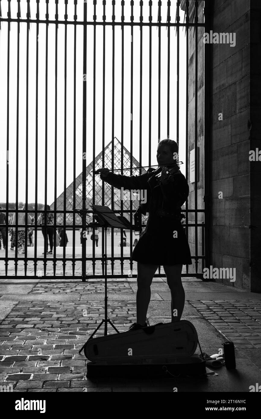 Street musician playing in the Louvre Museum entrance, Paris, France ...
