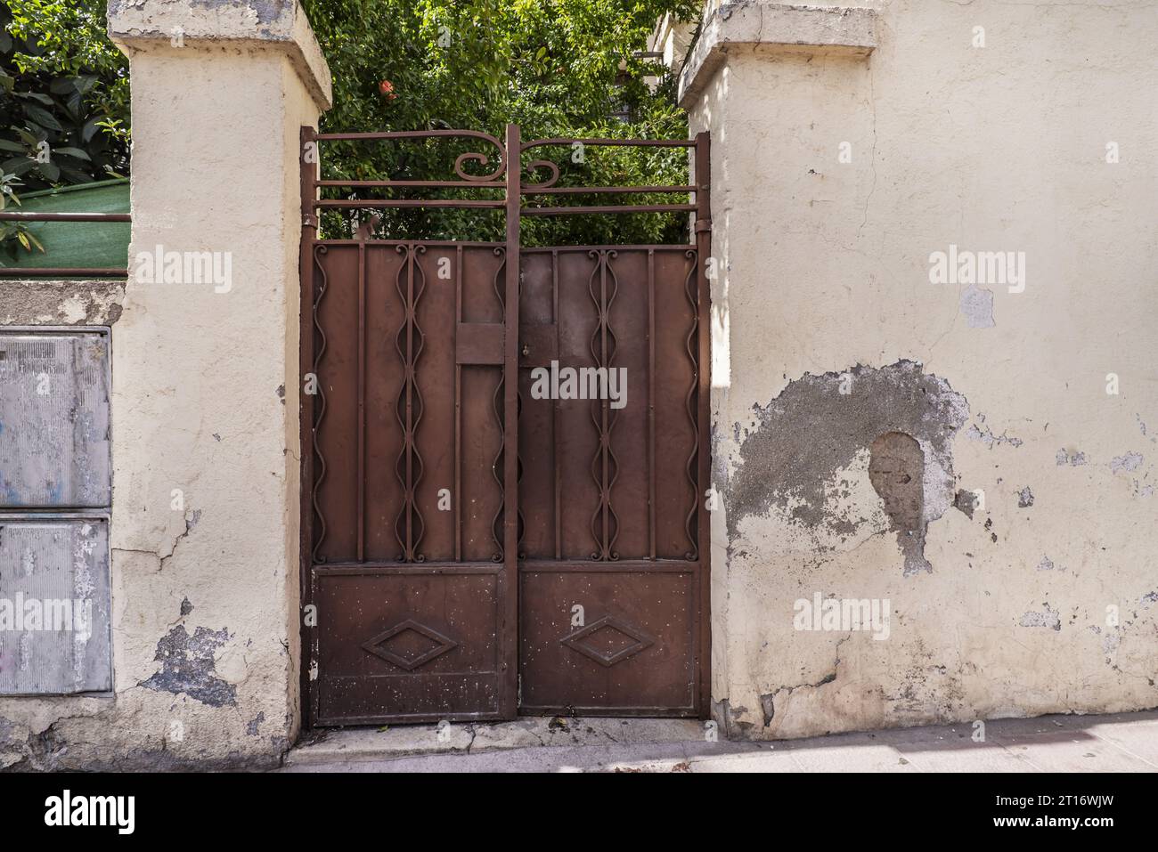 Deteriorated estate hi-res stock photography and images - Alamy