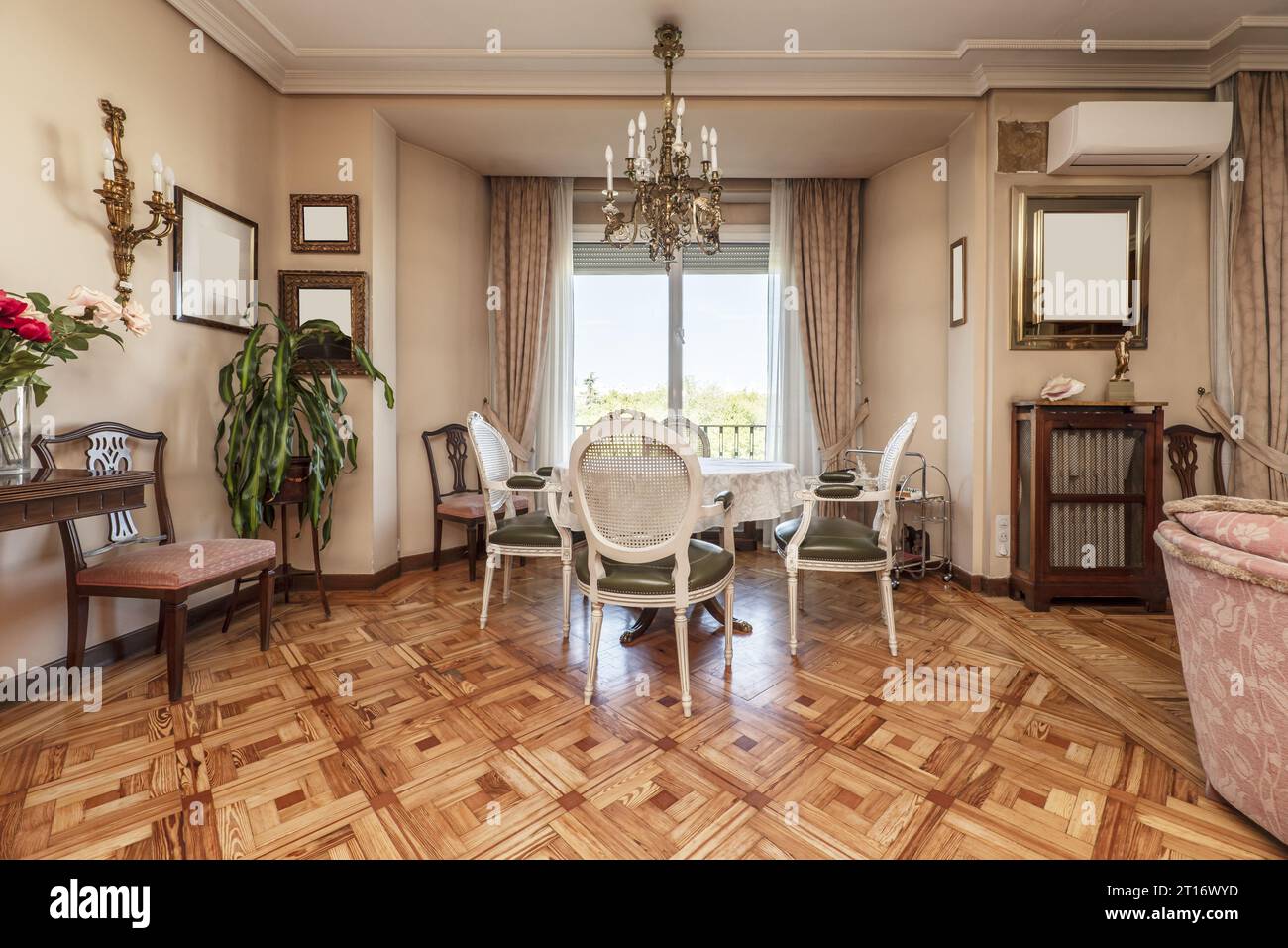 Round table surrounded hi-res stock photography and images - Alamy