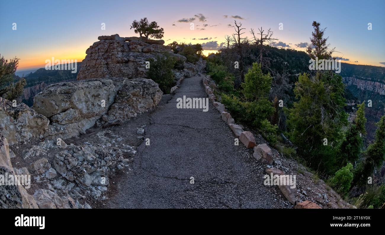 The paved pathway between Bright Angel Point and the visitor center at ...