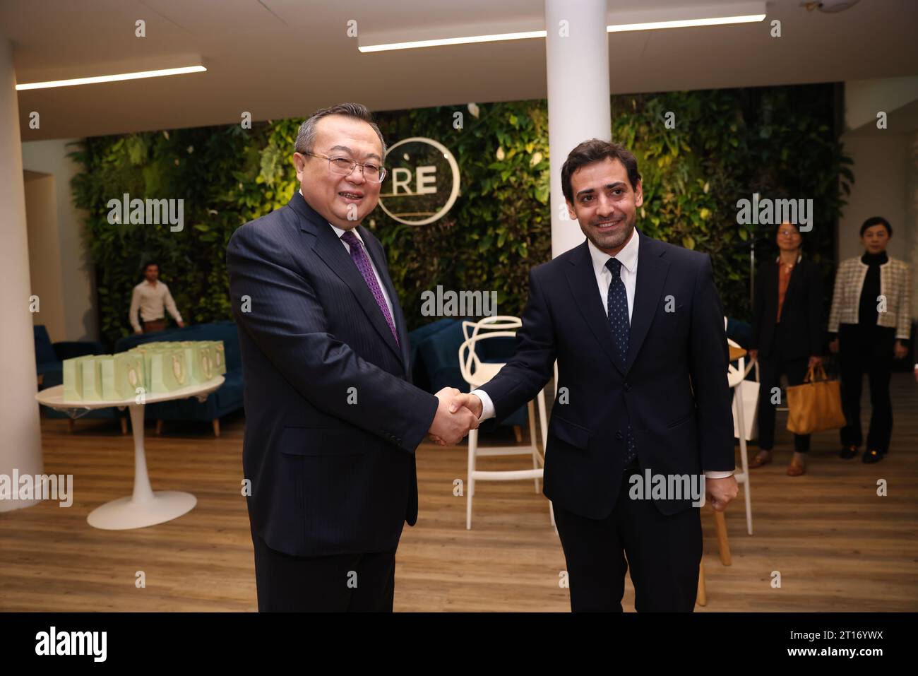 Renaissance party hi-res stock photography and images - Alamy