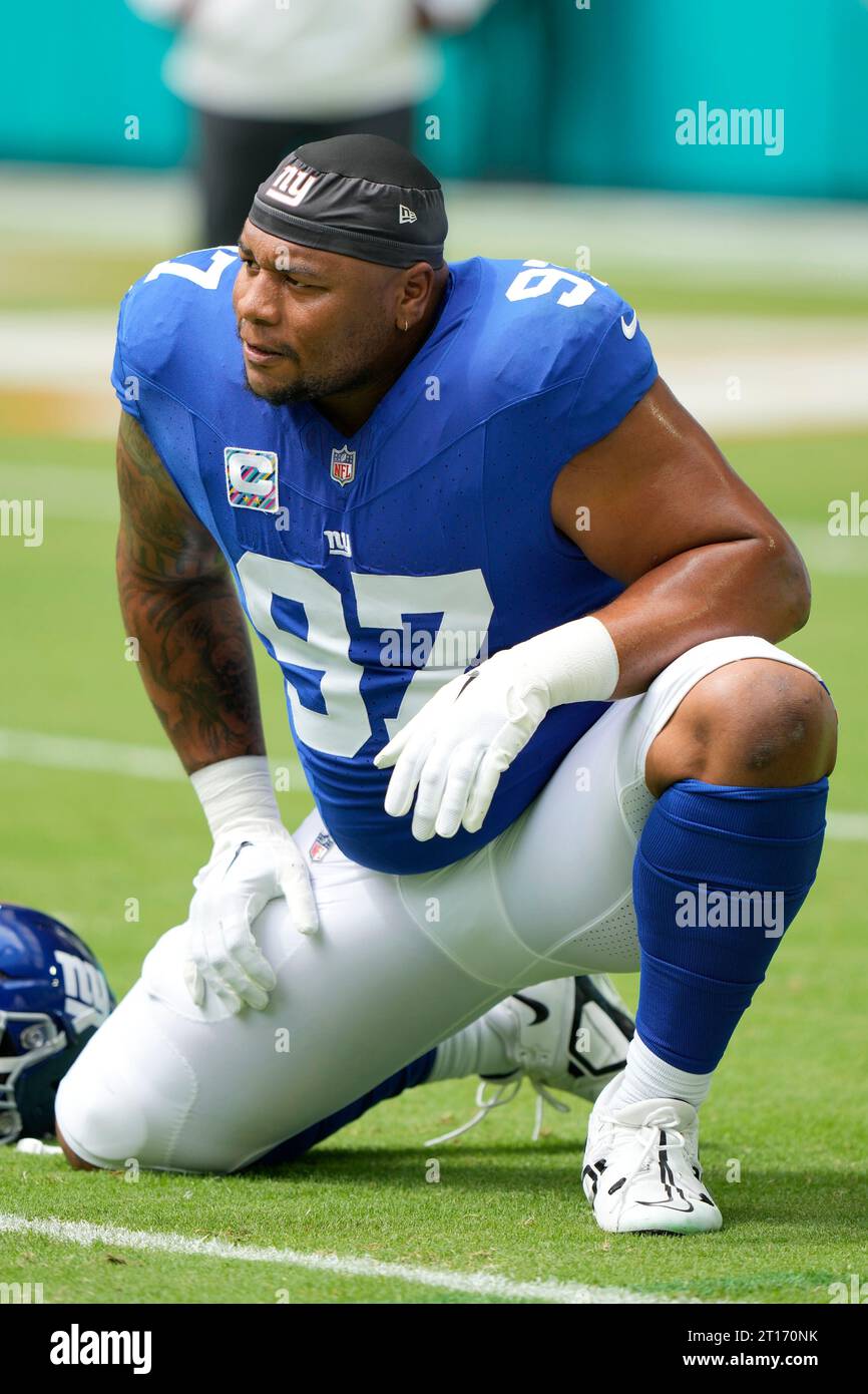 New York Giants defensive tackle Dexter Lawrence II (97) warms up ...