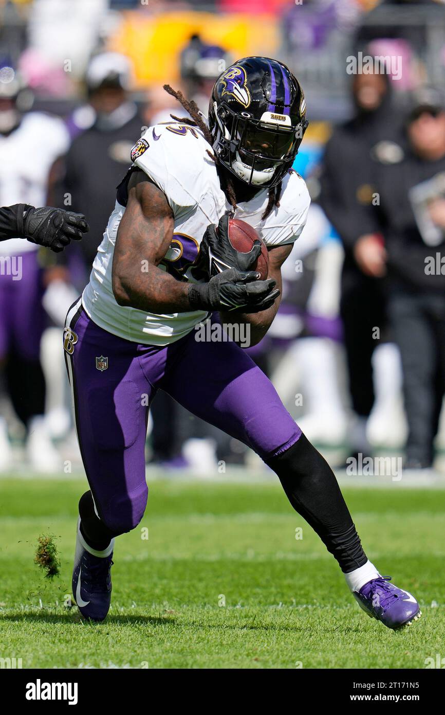 Baltimore Ravens running back Gus Edwards (35) carries the ball during ...