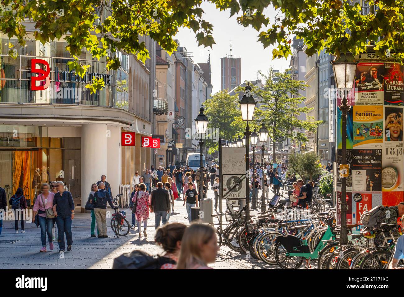 Shopping in der Münchner Fußgängerzone, Oktober 2023 Deutschland ...