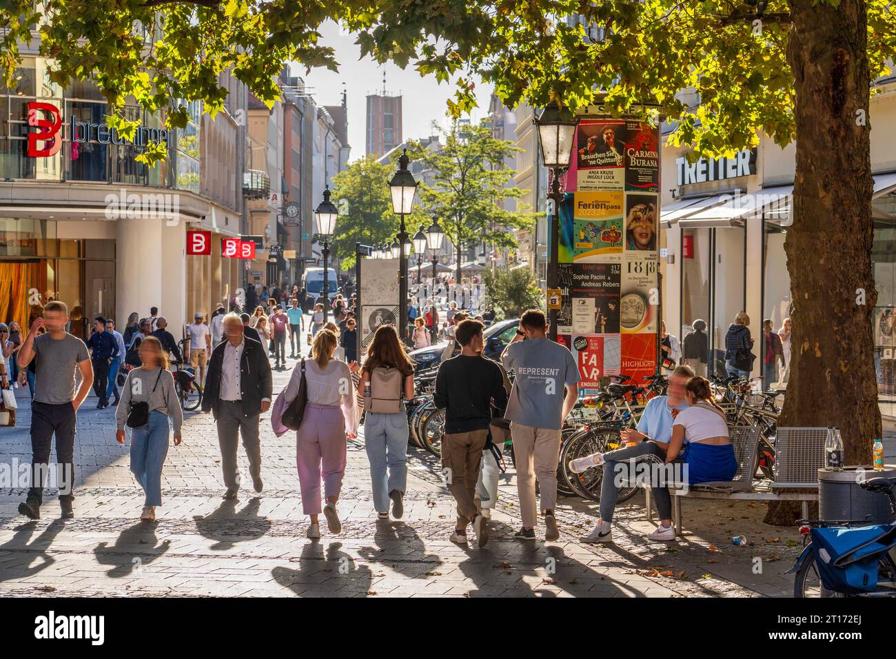 Shopping in der Sendlinger Straße, Passanten genießen das sonnige ...