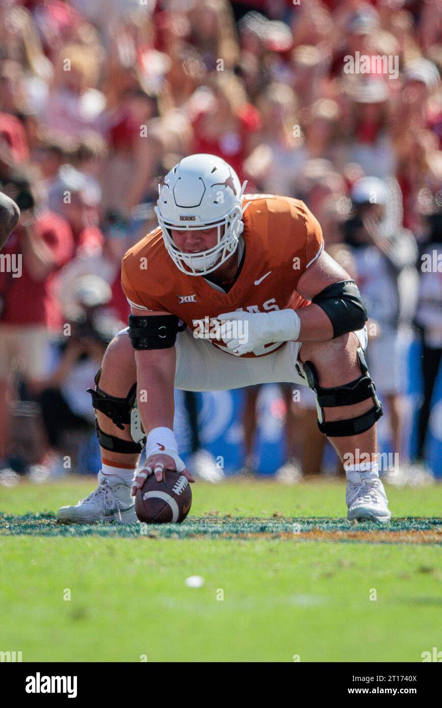 DALLAS, TX - OCTOBER 07: Texas Longhorns offensive lineman Connor ...