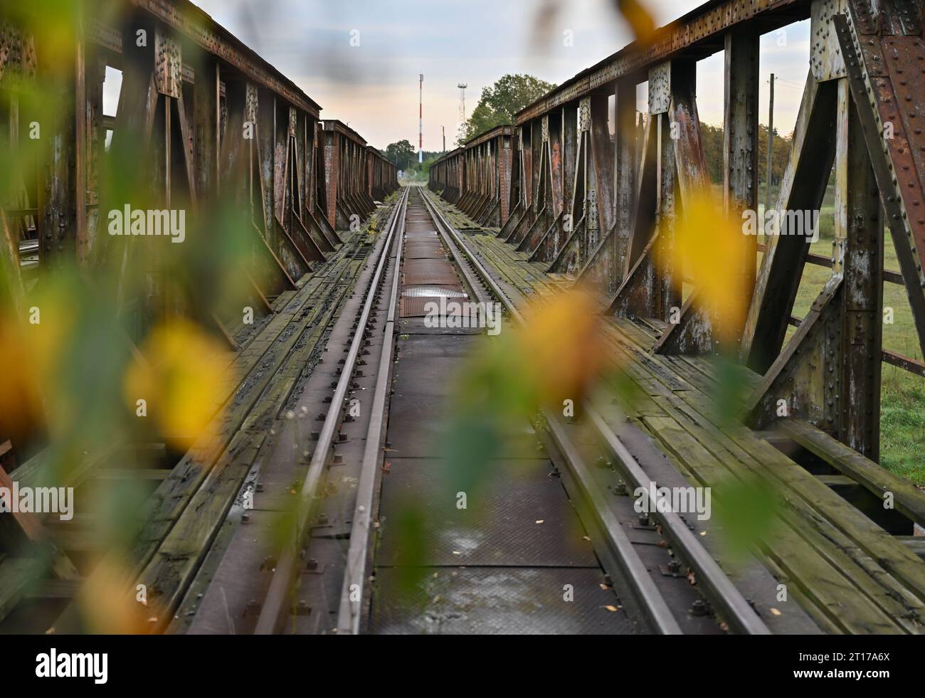 Forst, Germany. 11th Oct, 2023. A railroad bridge over the Neisse River ...