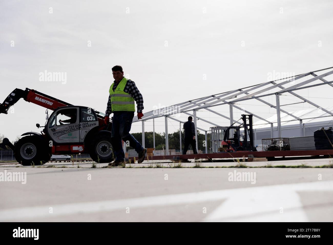Berlin, Germany. 11th Oct, 2023. Employees build a hall on the grounds ...