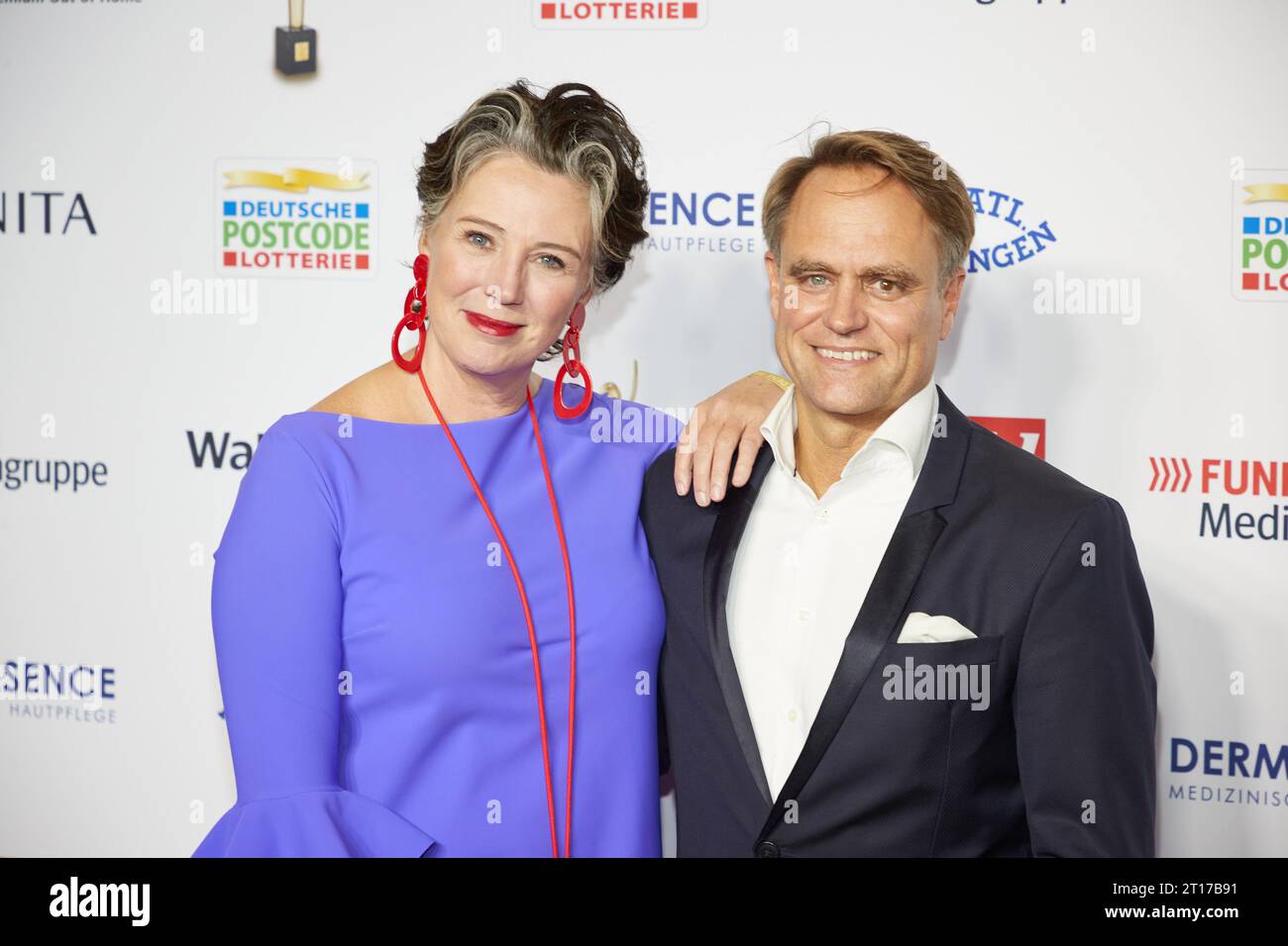 Hamburg, Germany. 11th Oct, 2023. Ildikó von Kürthy and her husband arrive at the gala "Die ...