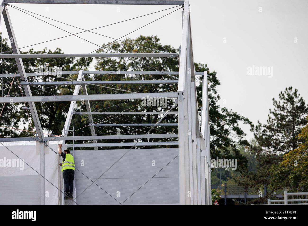 Berlin, Germany. 11th Oct, 2023. Employees build a hall on the grounds ...