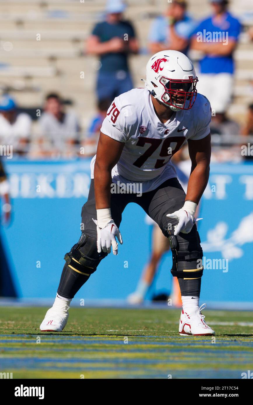 PASADENA, CA - OCTOBER 07: Washington State Cougars offensive lineman ...