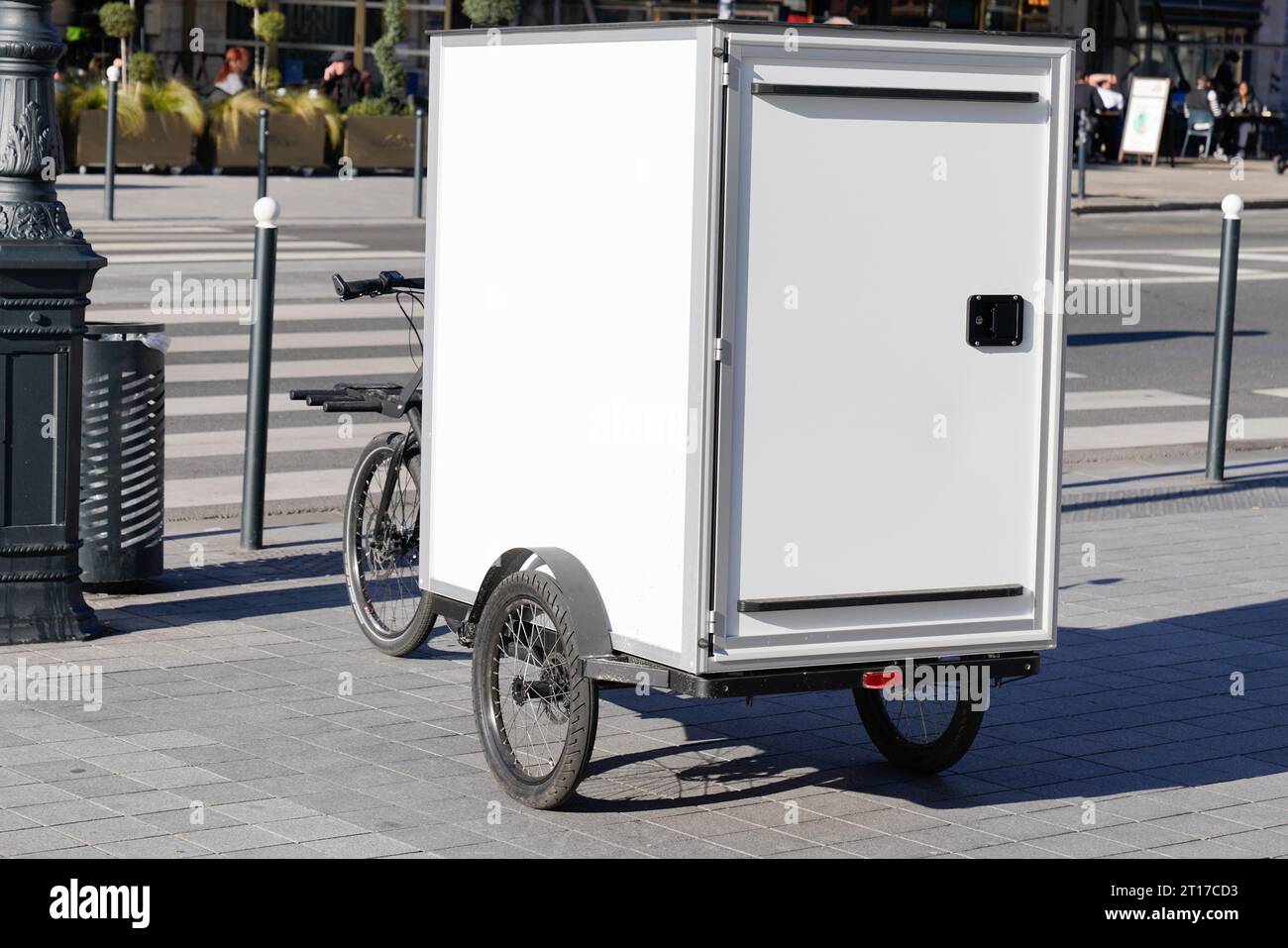 Pedal cargo bike delivery hi-res stock photography and images - Alamy