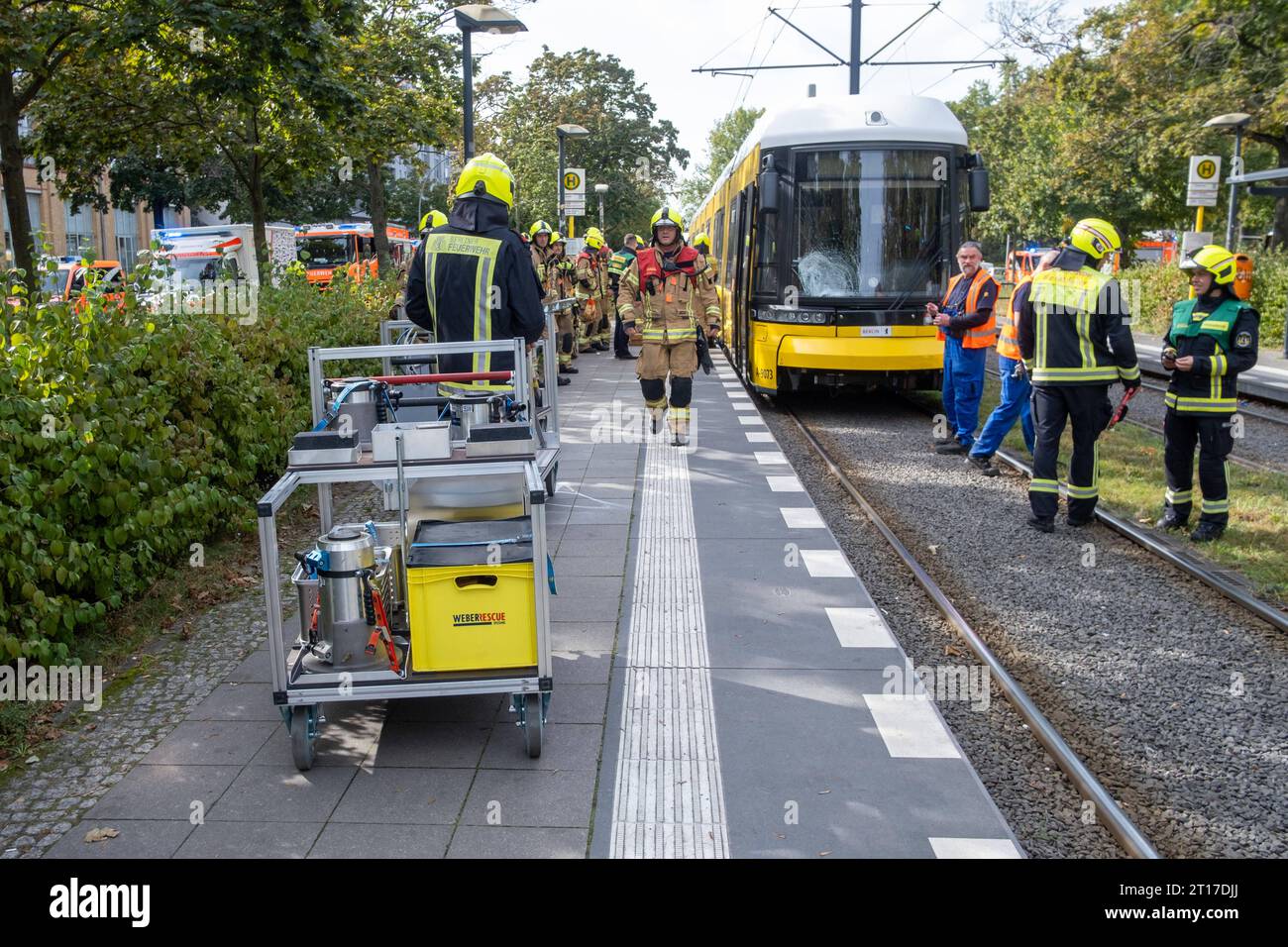 Auf der Osloer Straße in Berlin Wedding wurde eine Person von einer Straßenbahn erfasst und ...
