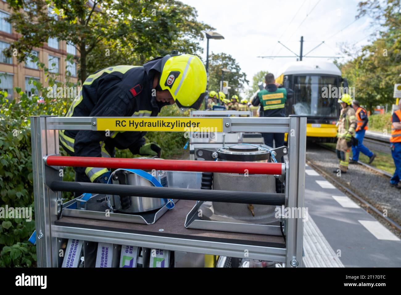 Auf der Osloer Straße in Berlin Wedding wurde eine Person von einer Straßenbahn erfasst und ...