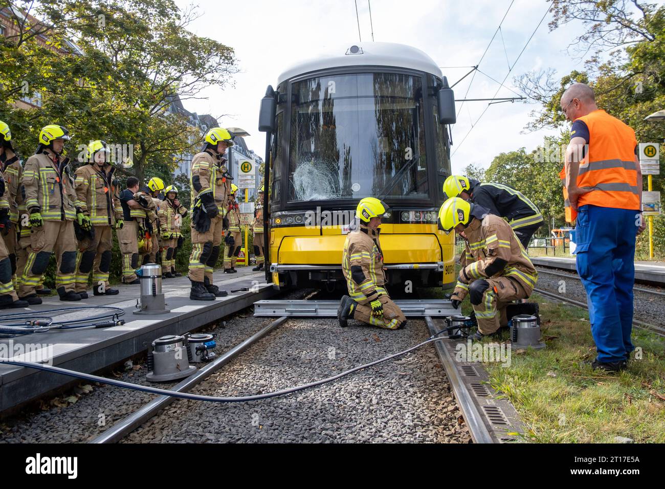 Auf der Osloer Straße in Berlin Wedding wurde eine Person von einer Straßenbahn erfasst und ...