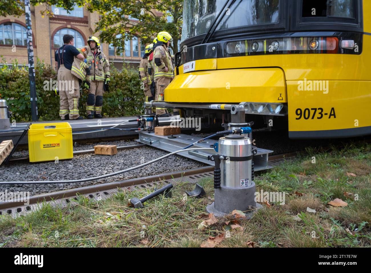 Auf der Osloer Straße in Berlin Wedding wurde eine Person von einer Straßenbahn erfasst und ...