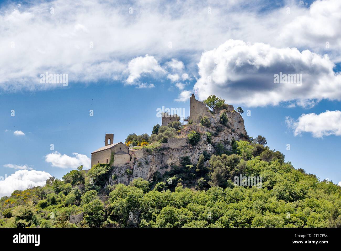 view of the village and the castle of Entrechaux in Vaucluse Stock ...