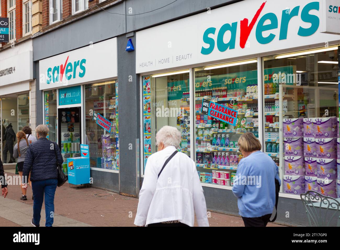 Southend-on-Sea City Centre, UK.. 11/10/23. Shoppers walking by ...