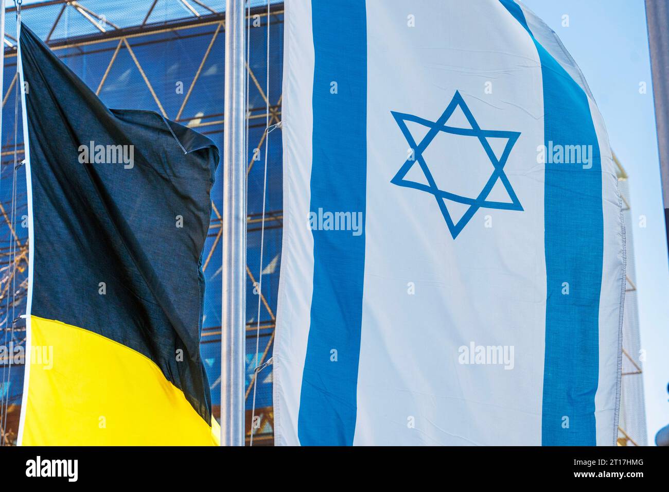 Israelische und Münchner Fahnen wehen vor der Synagoge am Jakobsplatz ...