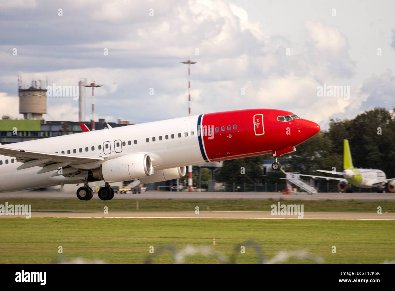 Boeing 737 800 front hi-res stock photography and images - Alamy