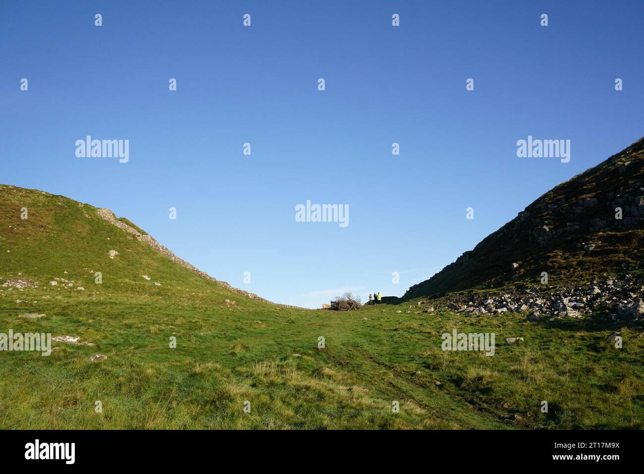 Work begins in the removal of the felled Sycamore Gap tree, on Hadrian ...