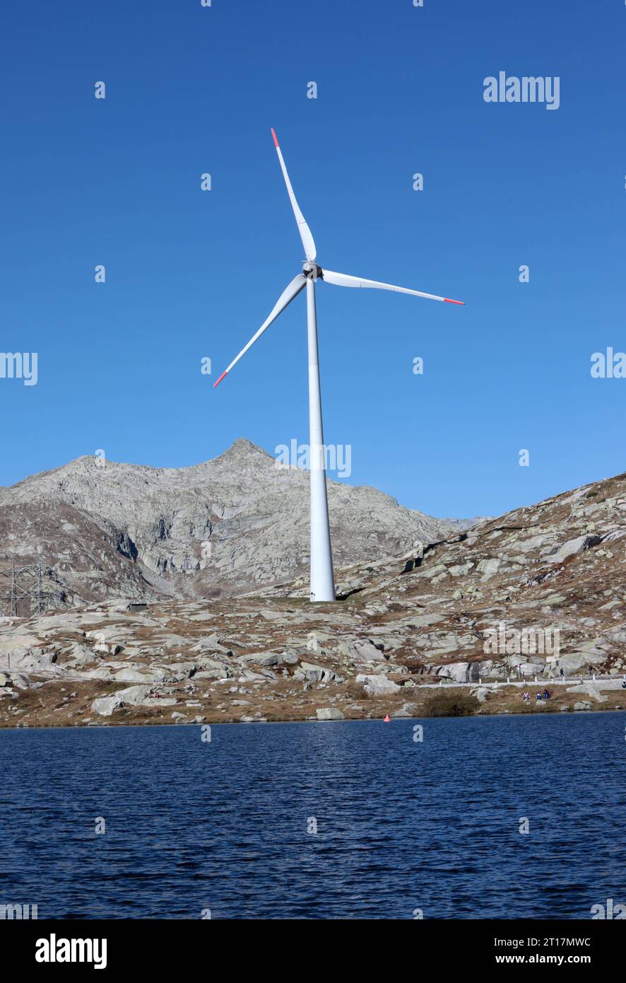 Windkraftrad auf dem Gotthardpass, Schweiz. Hochkant. Windkraftrad auf ...
