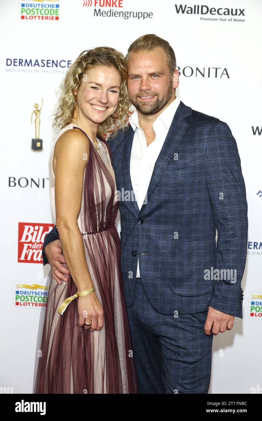 Goldene Bild der Frau in Hamburg Rhea Harder-Vennewald und Joerg ...