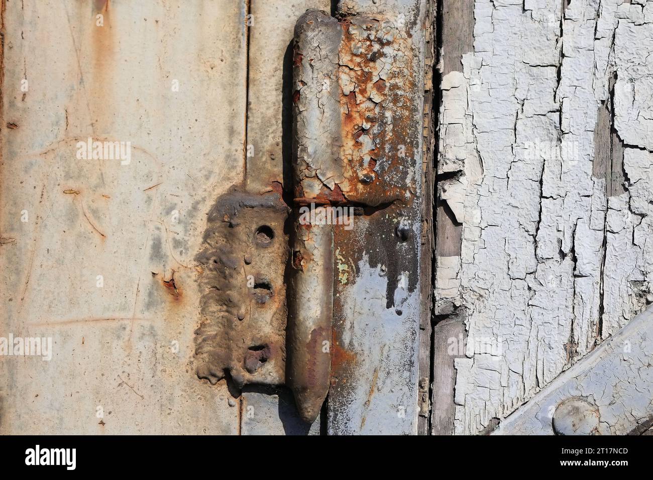 Rusty hinge on old gate hi-res stock photography and images - Alamy
