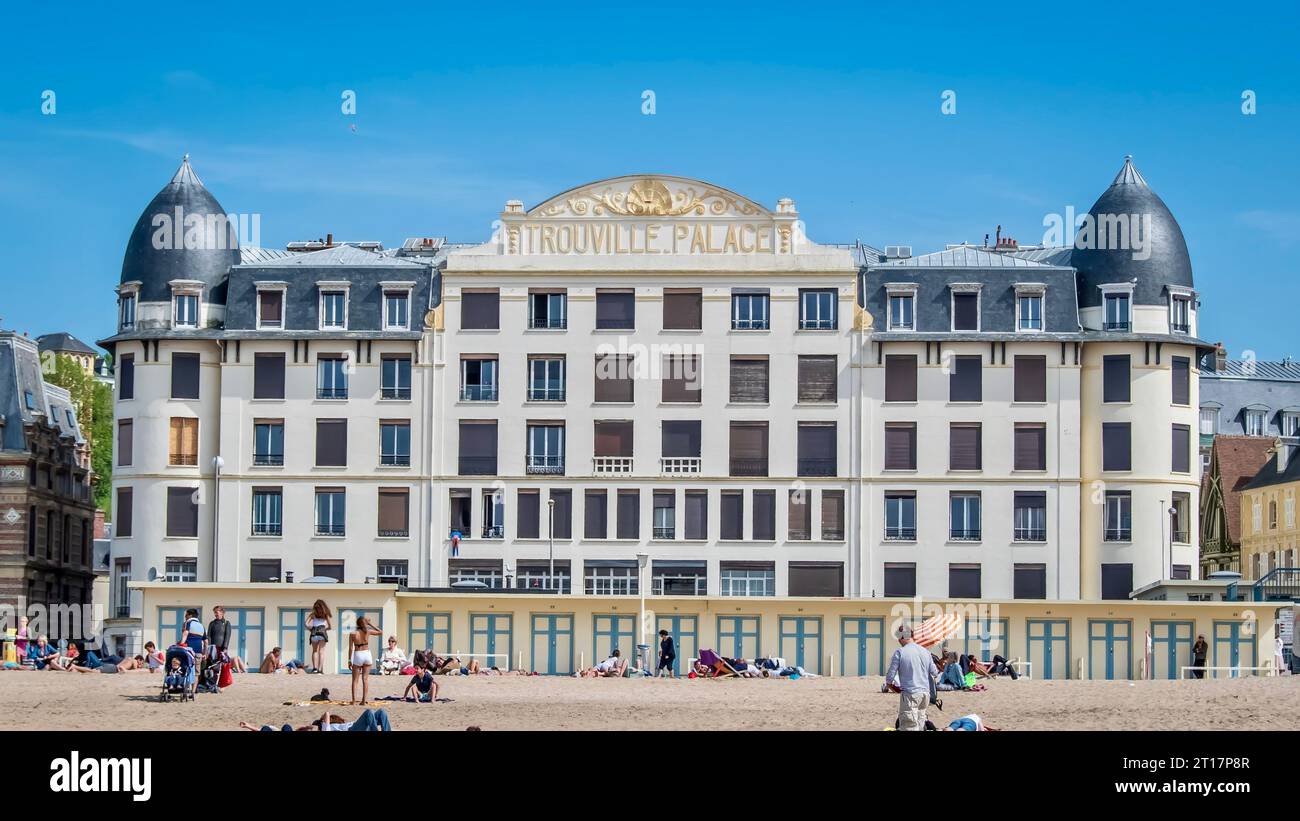 Grand palace facade building hi-res stock photography and images - Alamy