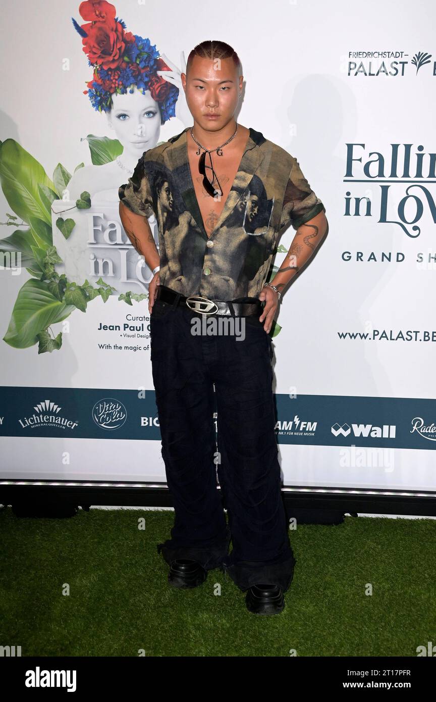 Philipp Casu bei der Weltpremiere der Falling In Love Grand Show 2023 ...