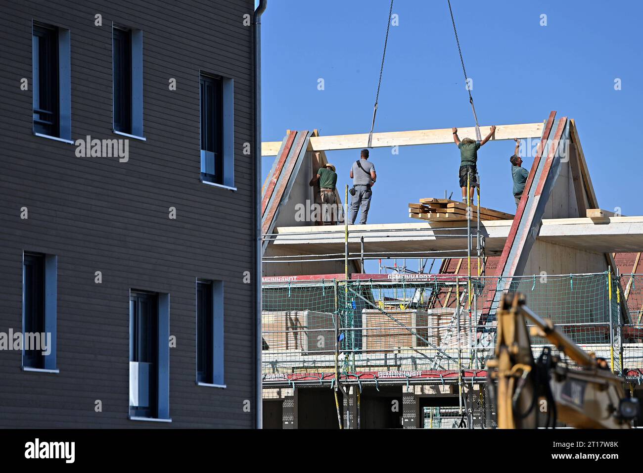 Zimmermann, Zimmerleute, Bauarbeiter auf einem Dachstock.Wohnhaus im ...