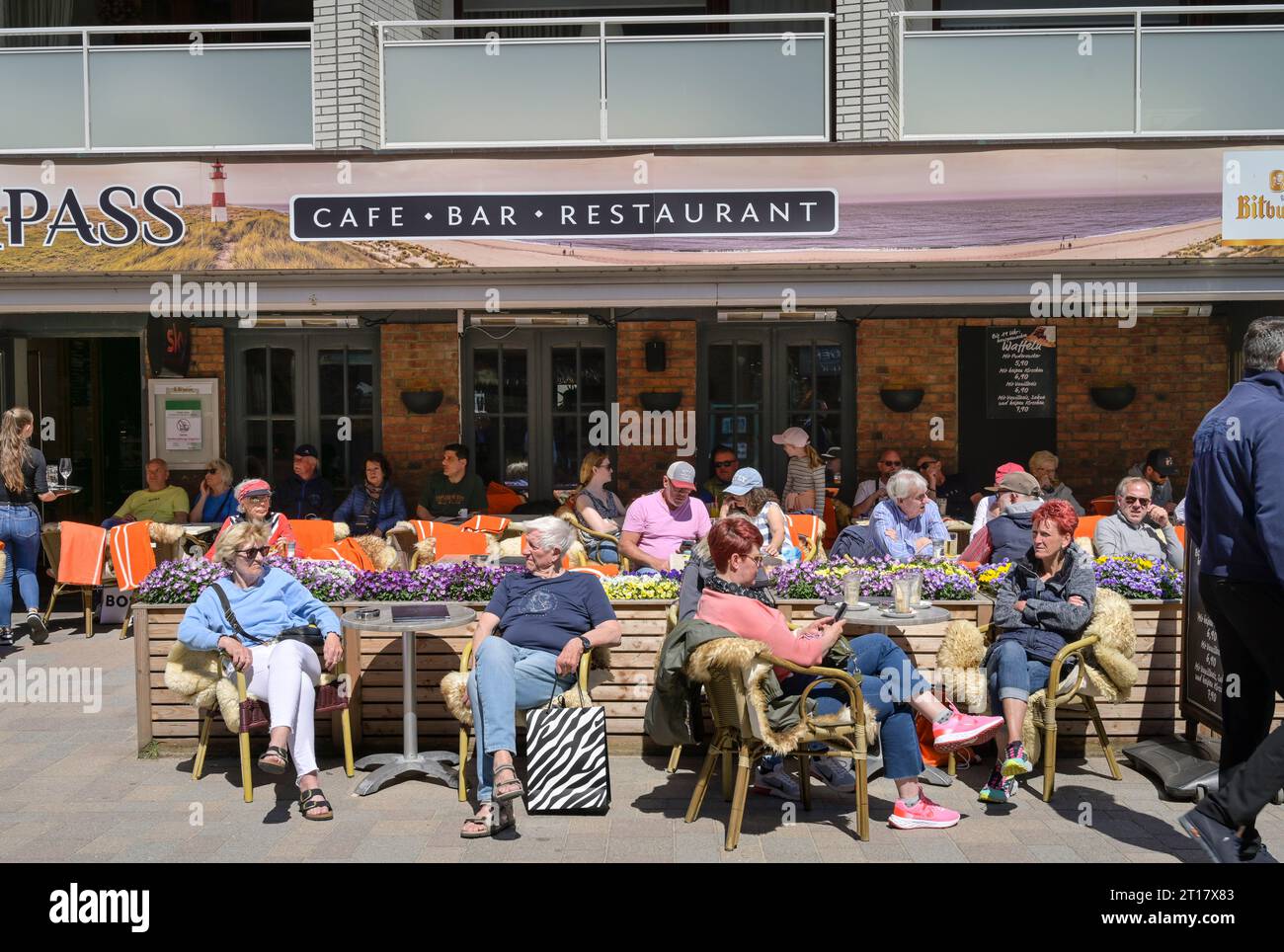Straßencafé, Einkaufsstraße und Fußgängerzone Friedrichstraße ...