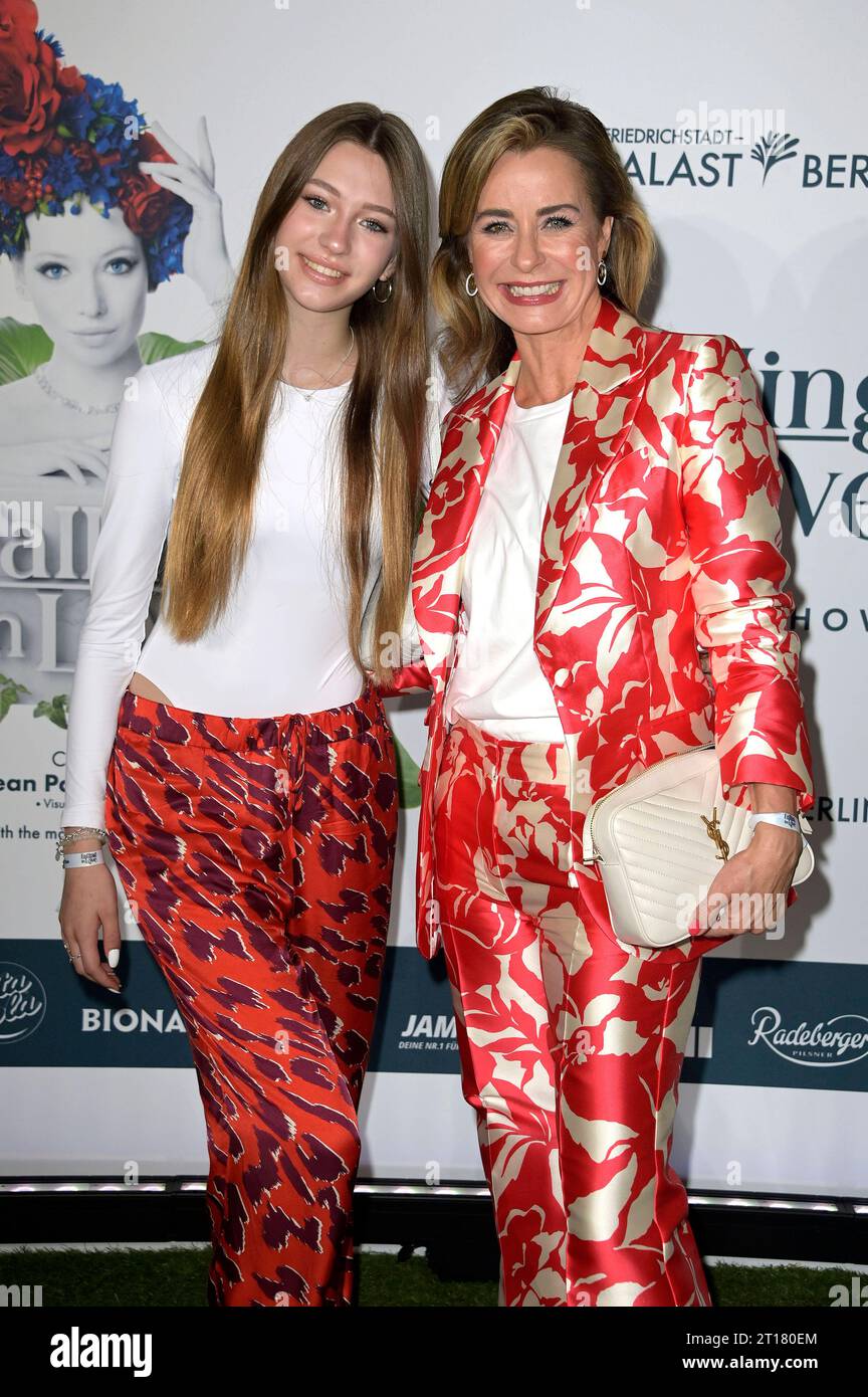 Bettina Cramer mit Tochter Carla Cramer bei der Weltpremiere der ...