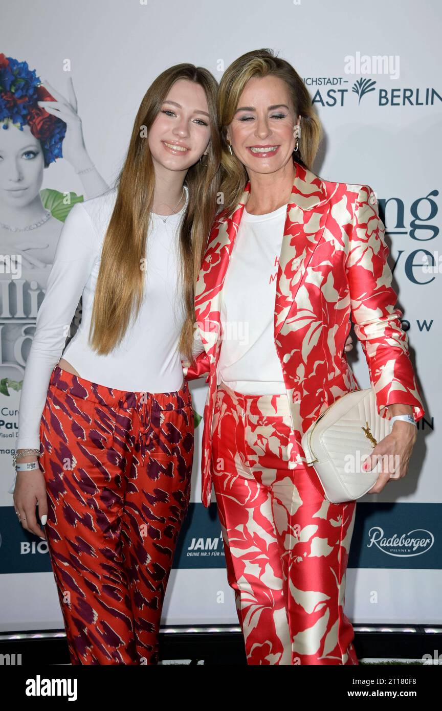Bettina Cramer mit Tochter Carla Cramer bei der Weltpremiere der ...