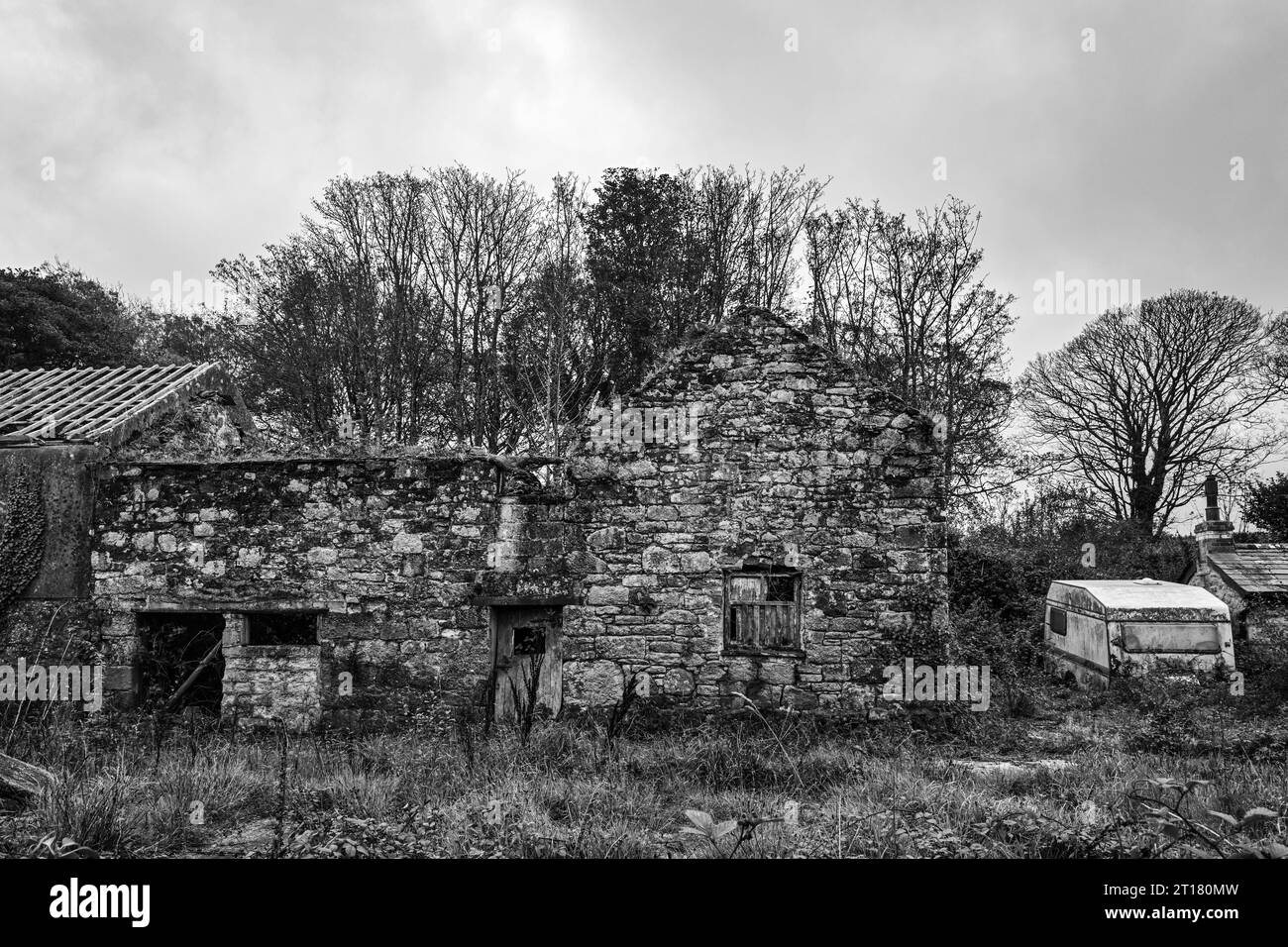 BARN – DERELICT ABANDONED BARN WITH OLD WEATHERED CARAVAN Stock Photo ...