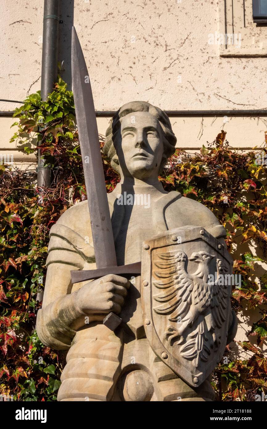 Statue mit schwert hi-res stock photography and images - Alamy