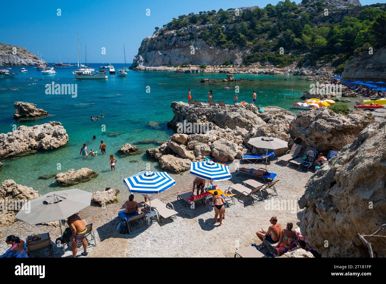 Sonnenschirme und Liegen am Strand, türkisblaues Wasser, Anthony Quinn ...