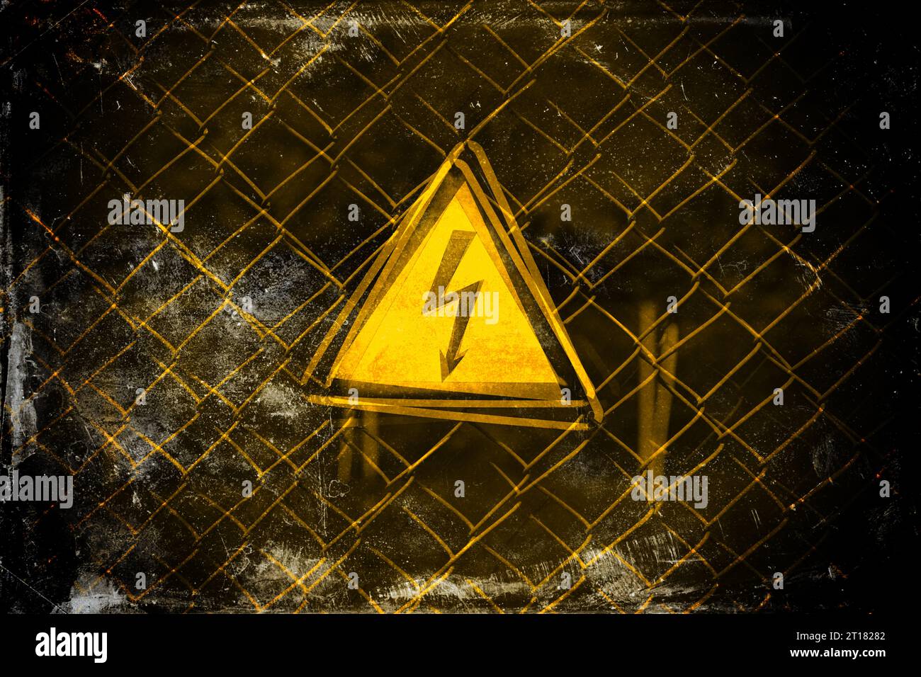 FOTOMONTAGE, Schild mit Strompfeil an einem Zaun, Symbolfoto ...