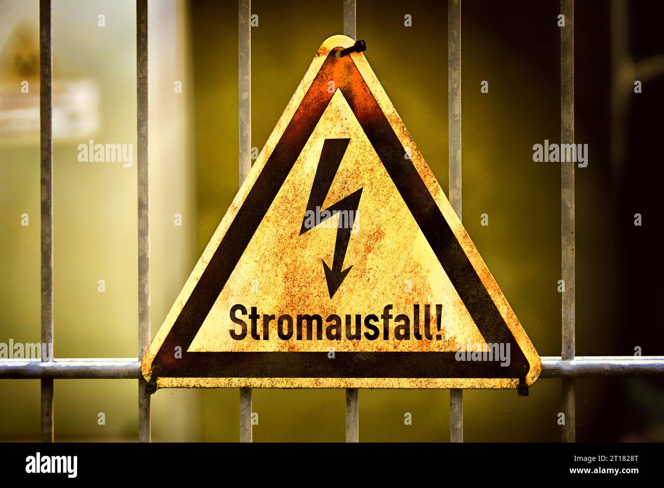 FOTOMONTAGE, Schild mit Strompfeil und dem Schriftzug Stromausfall ...