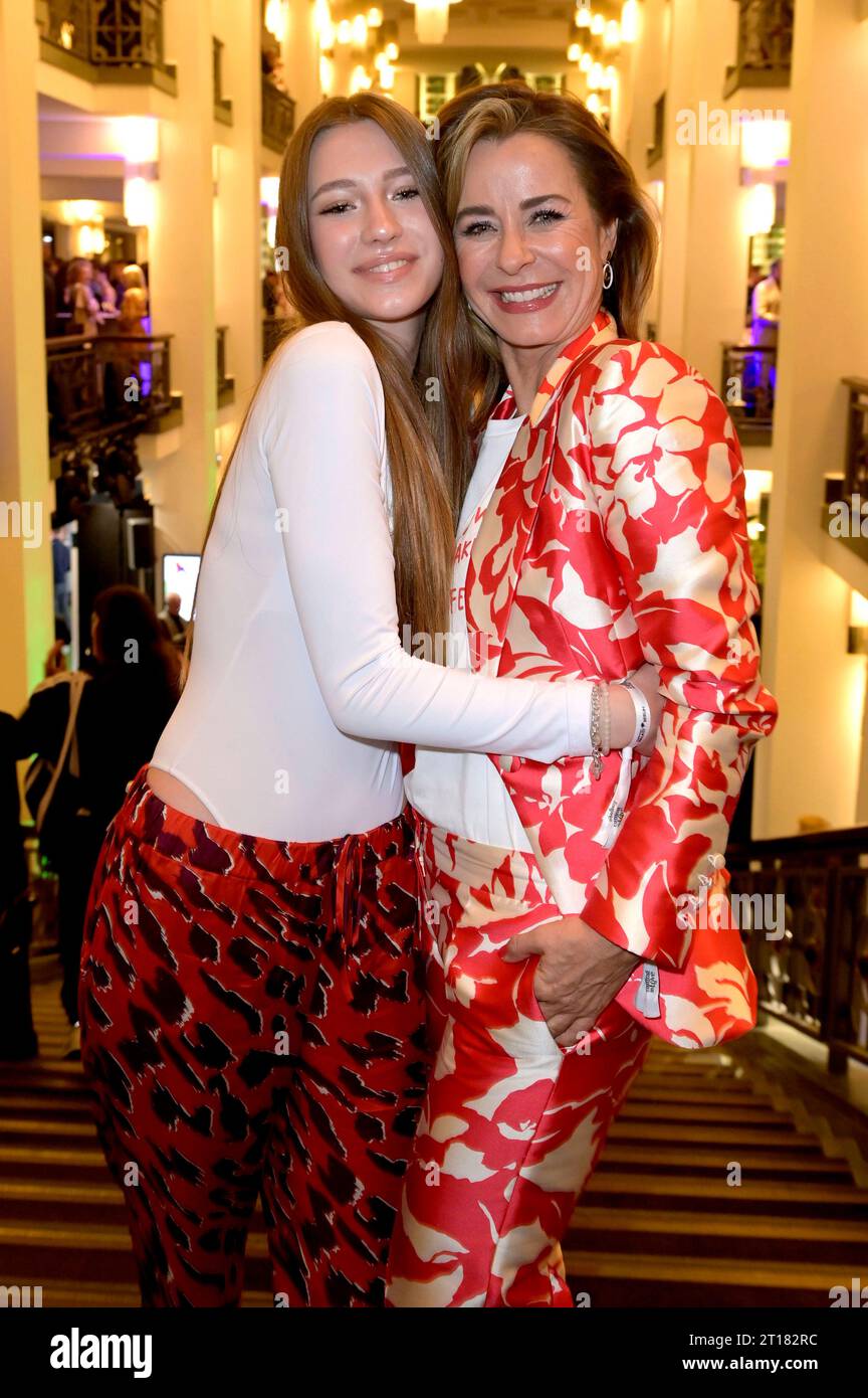 Bettina Cramer mit Tochter Carla Cramer bei der Weltpremiere der ...