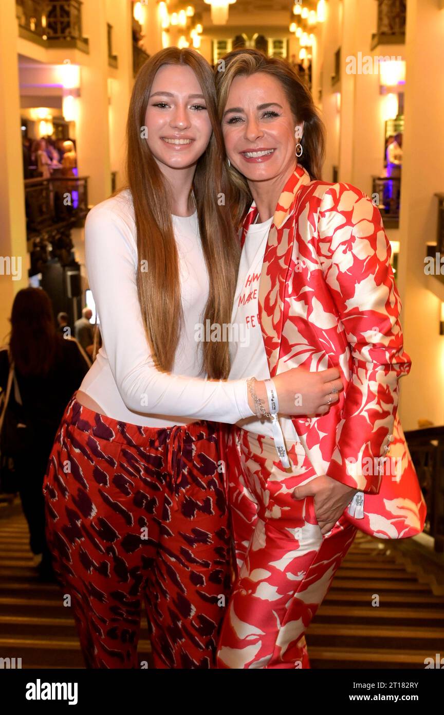 Bettina Cramer mit Tochter Carla Cramer bei der Weltpremiere der ...